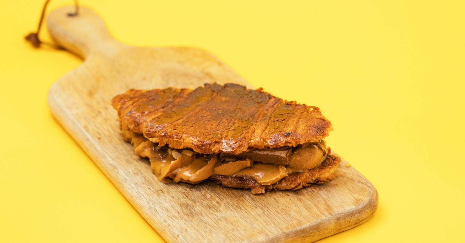 Trending crispy croissant mét Snickers | receptvideo | Koekenbak