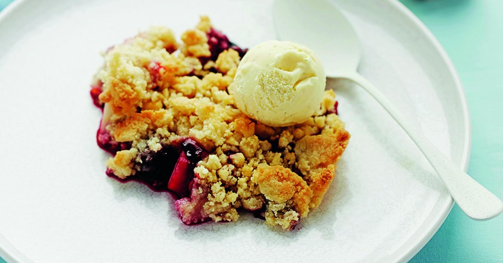 Recept: crumble van peer, rood fruit en Poire Williams