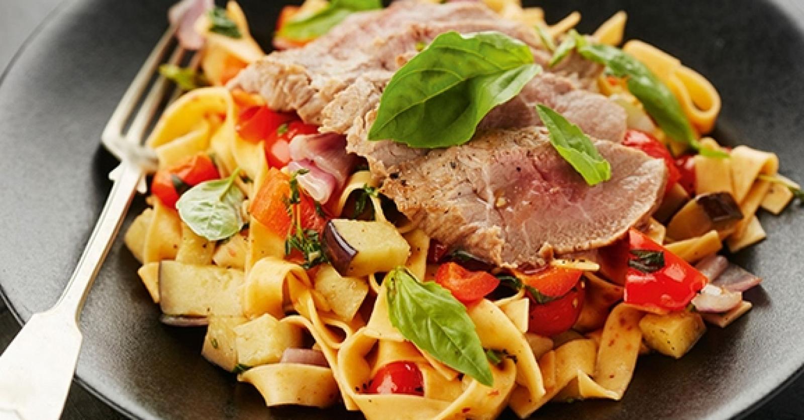 Recept: lamsfilet met zuiderse groenten en tagliatelle (video)