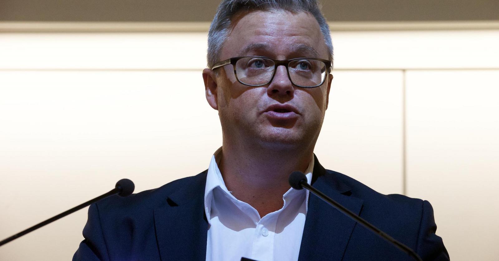 Een pluim voor Carl Devos: "Een baken van duidelijkheid in het ...