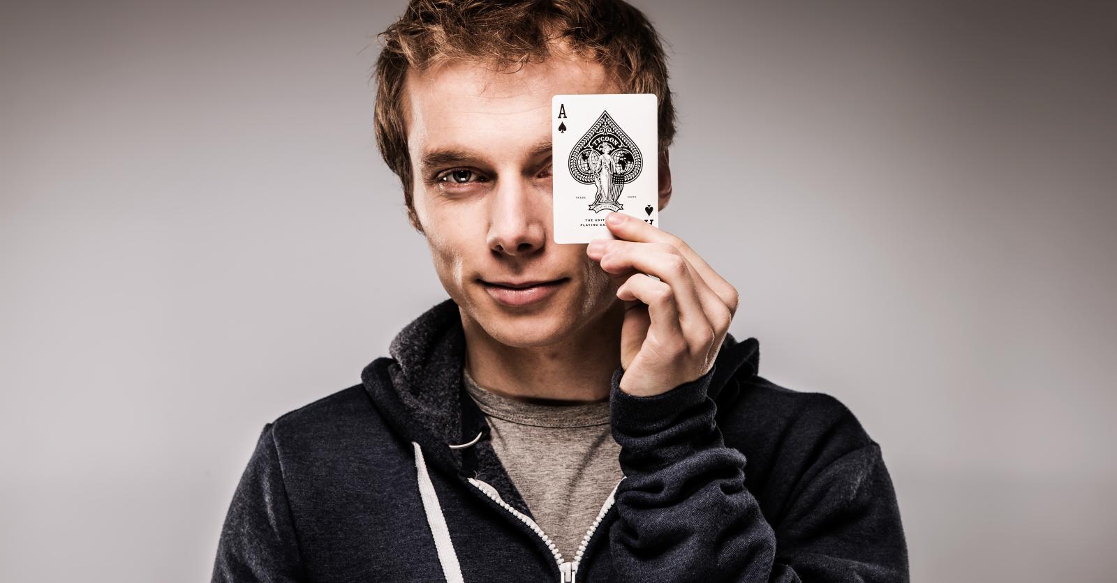 Goochelaar Nicholas Arnst brengt boek uit: “Gevoel van verwondering is ...