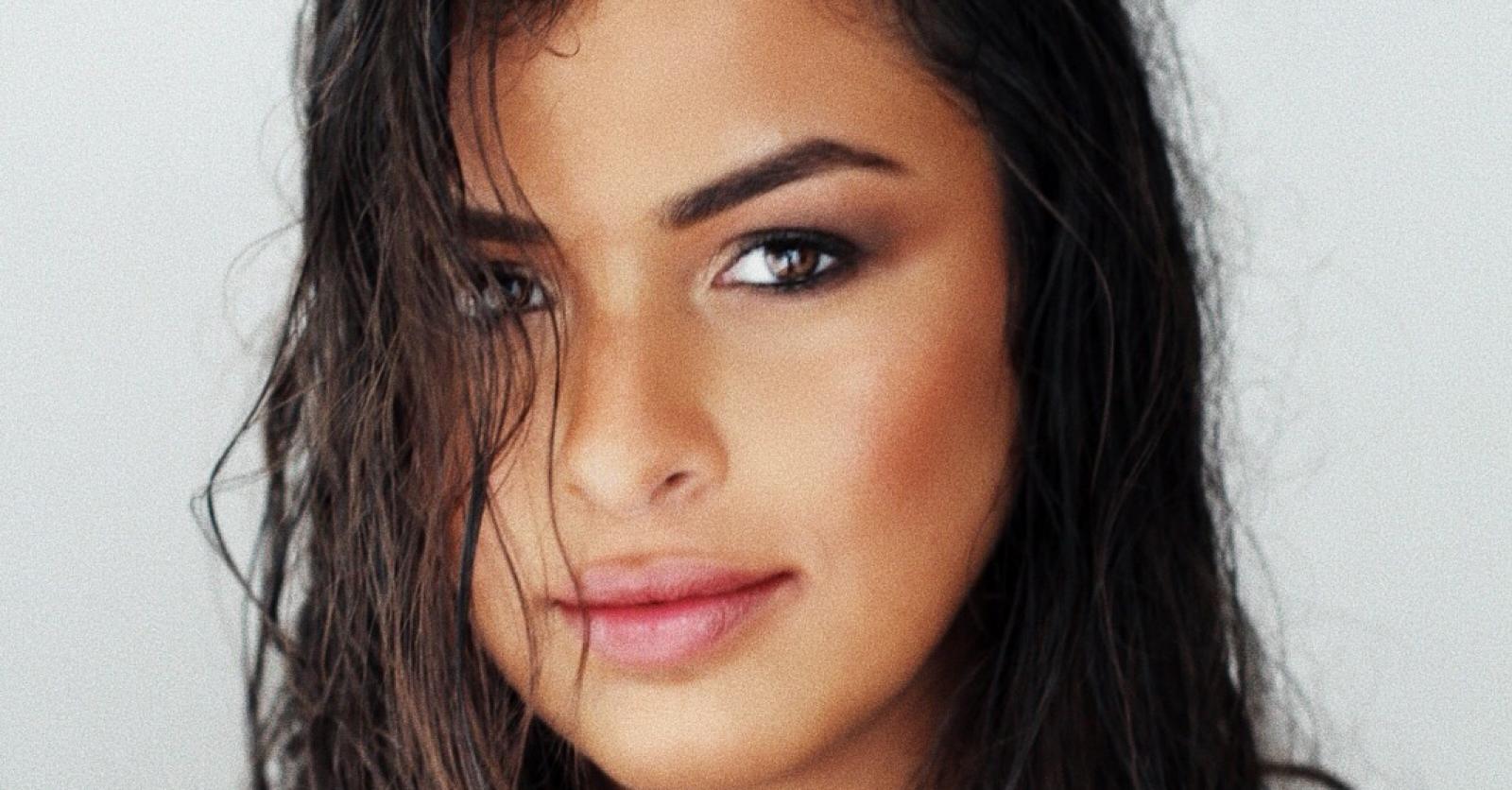 Brusselse fotografe en curvy model Raia Maria-Laura verovert de (mode ...