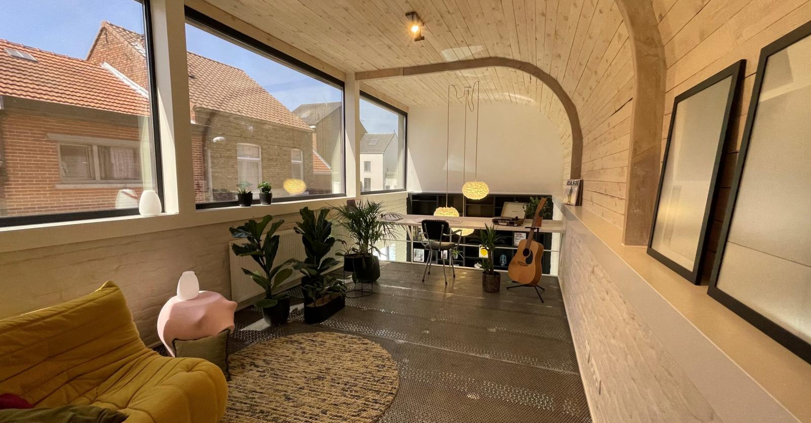 Binnenkijken: twee bouwvallige arbeiderswoningen worden knappe tiny house