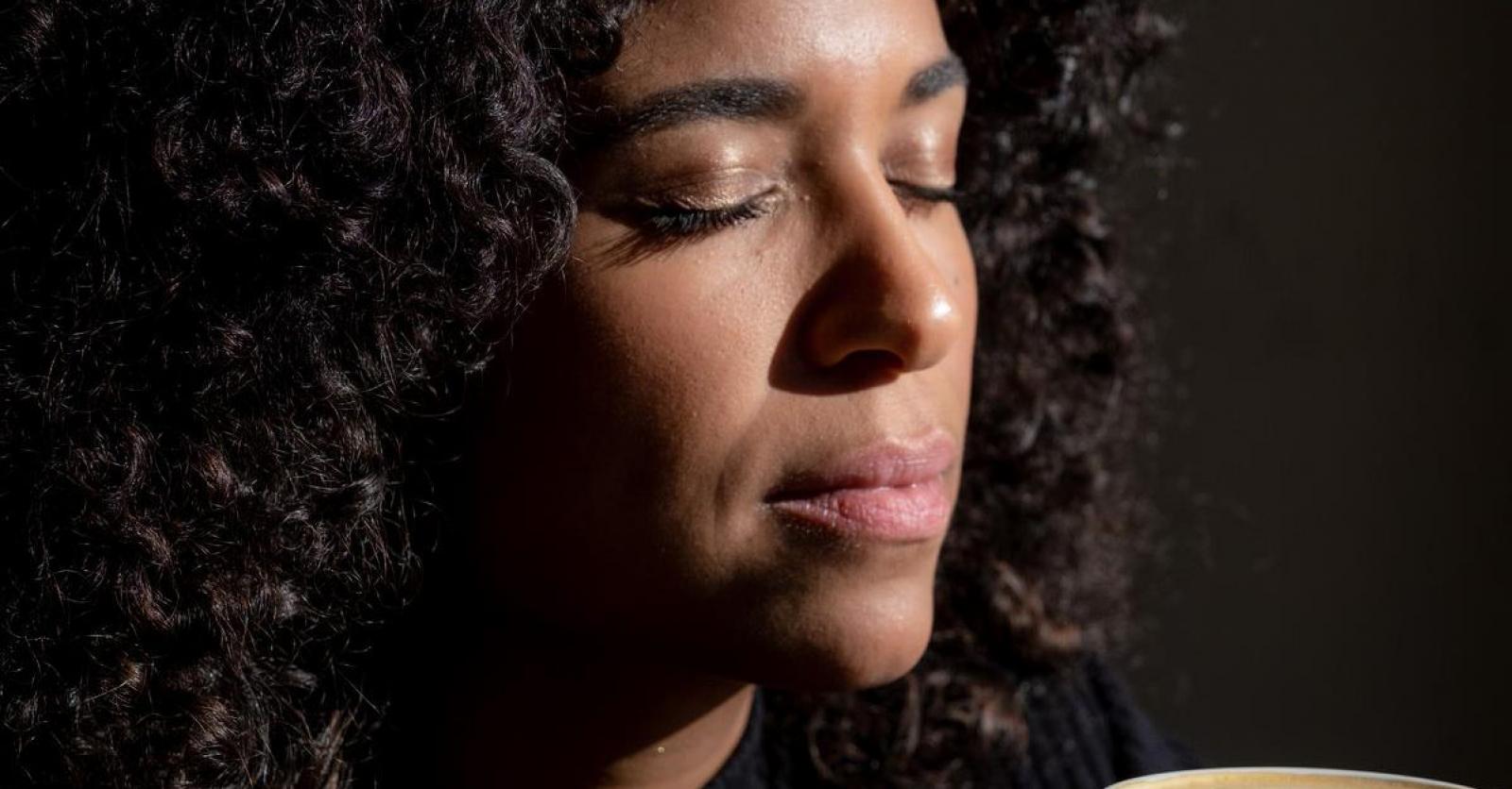 Ontbijtbabbel met rijzende ster Eva Kamanda: “Ik ben fokking dankbaar voor de kansen die komen”