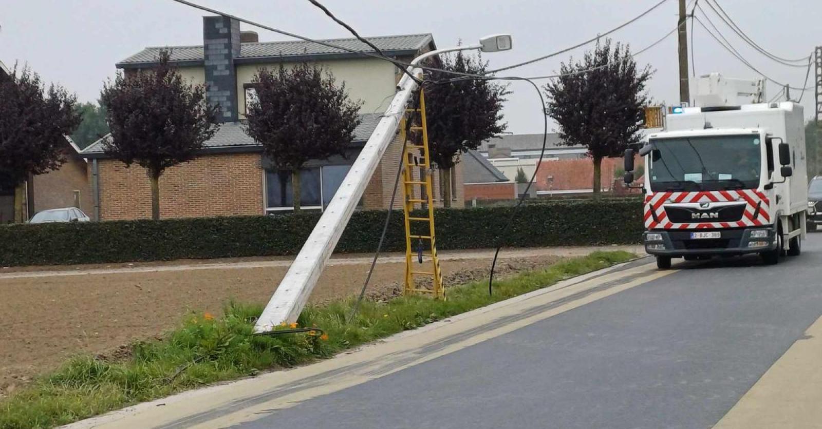 Verlichtingspaal in Ardooie deels afgebroken na aanrijding - KW.be