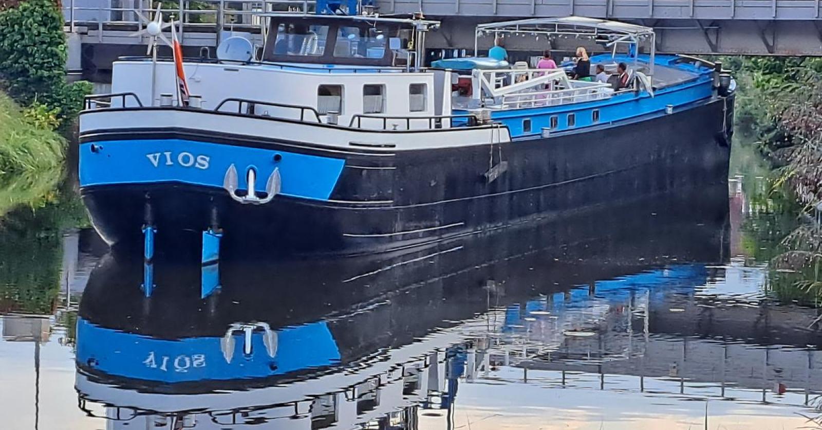 Binnenschip klem onder spoorwegbrug in Veurne - KW.be