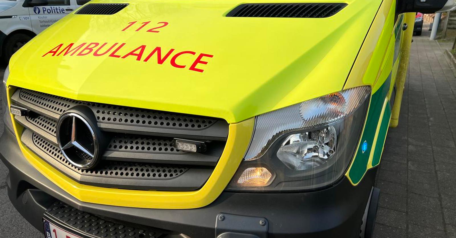 Vrouw (41) lichtgewond na botsing tegen duiker waarna auto in gracht ...