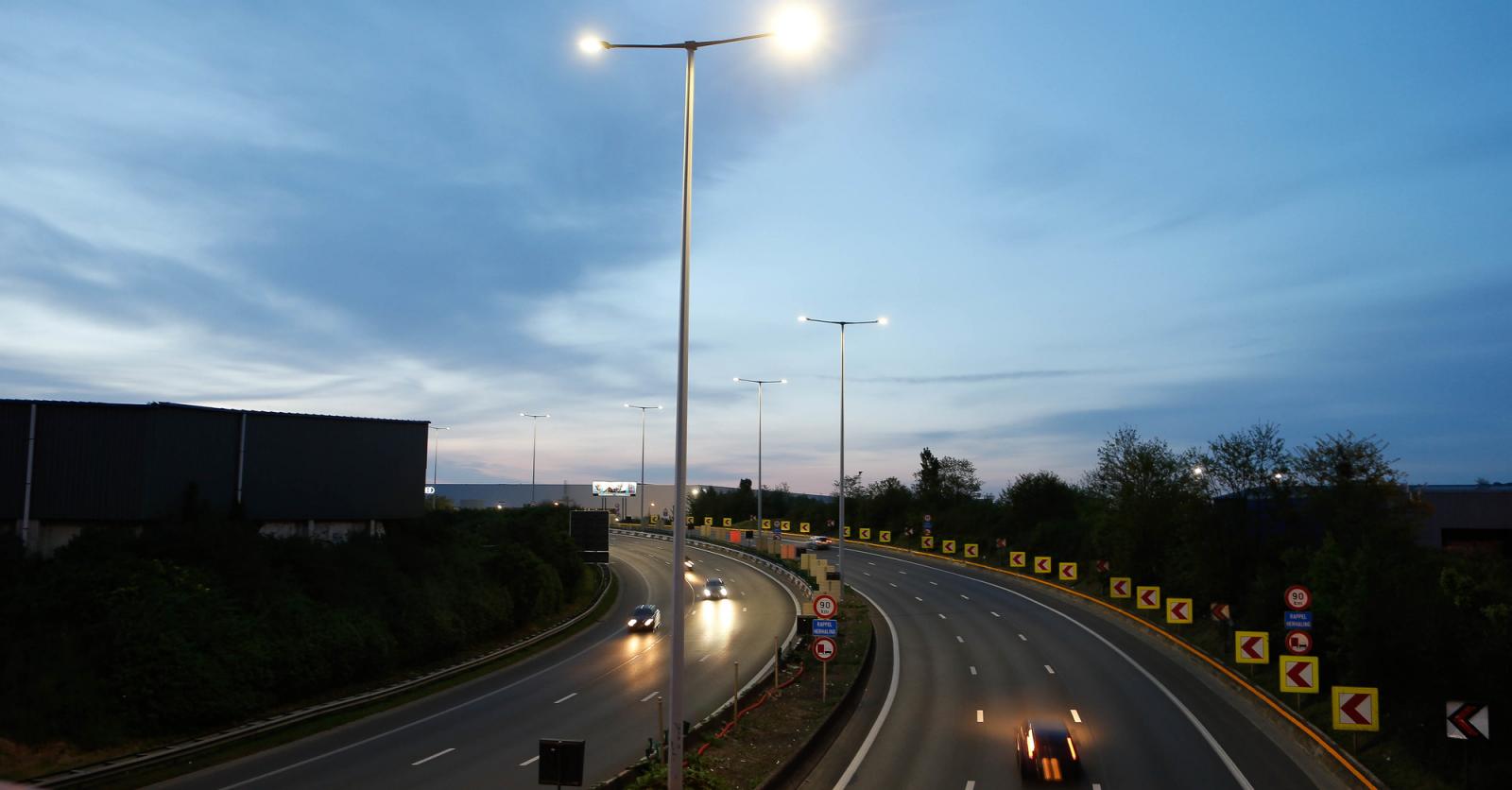 Bientôt un éclairage adaptatif en temps réel sur les autoroutes ...