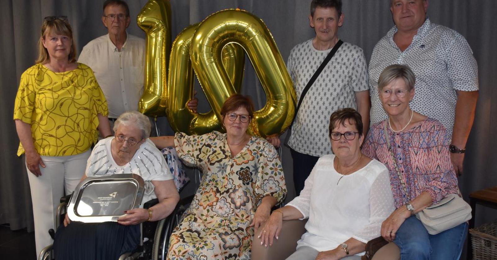 Lucrese blaast 100 kaarsjes uit in wzc Van Zuylen - KW.be