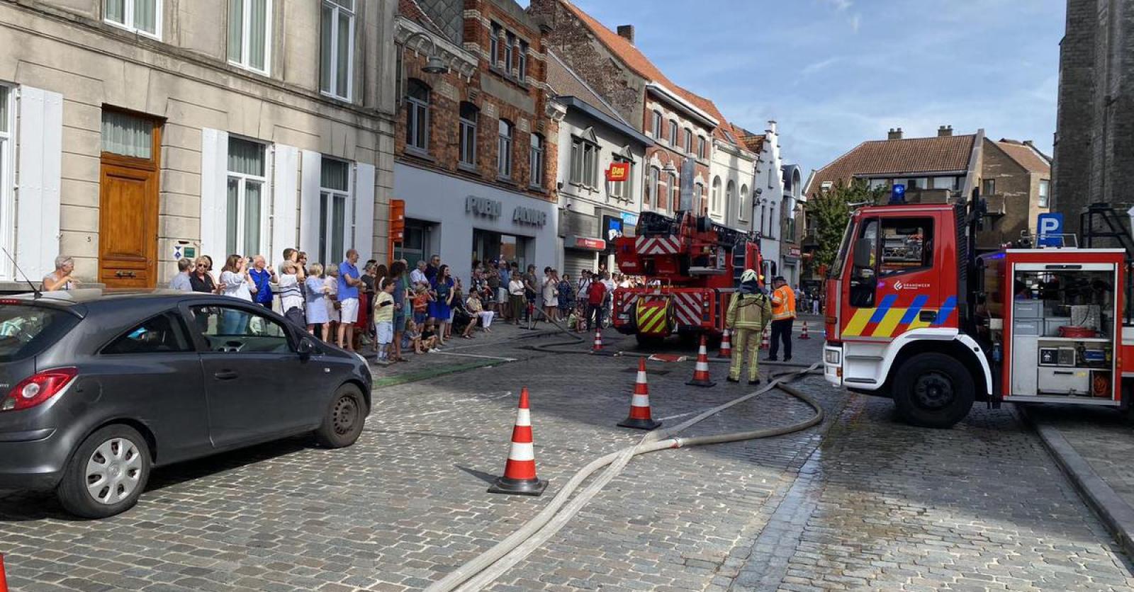 Grote brandweeroefening lokt vrij veel volk: “We zoeken nog steeds volk bij de brandweer” - KW.be