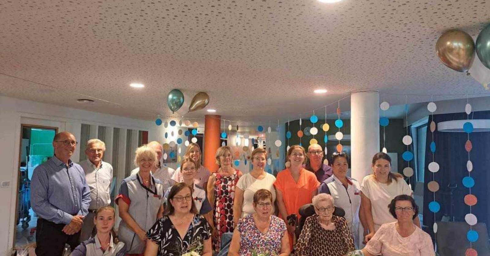 Andrea Vanacker blaast 100 kaarsjes uit in Gits - KW.be