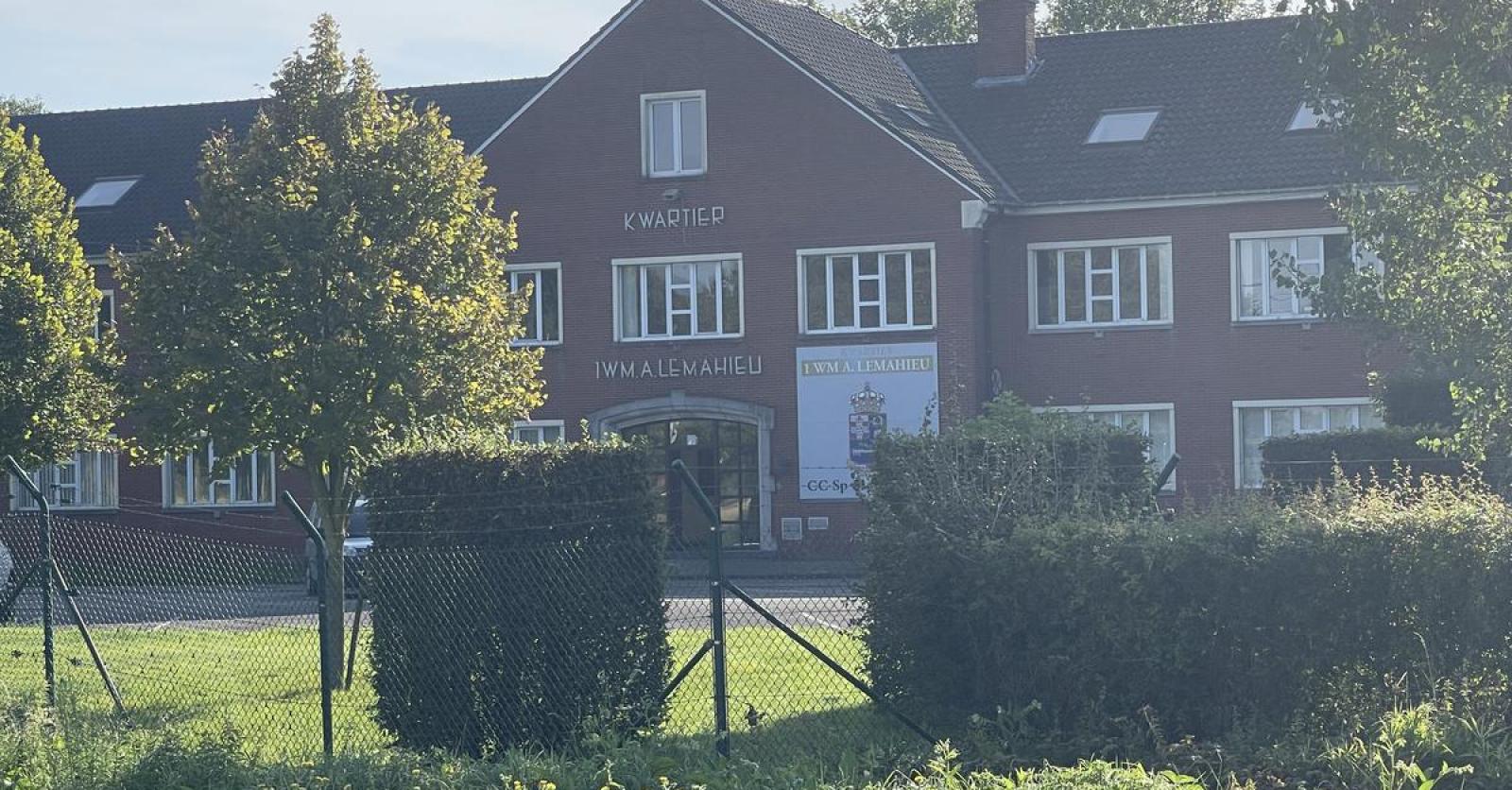 Geruchten bevestigd: tot 375 asielzoekers in Ieperse kazerne - KW.be