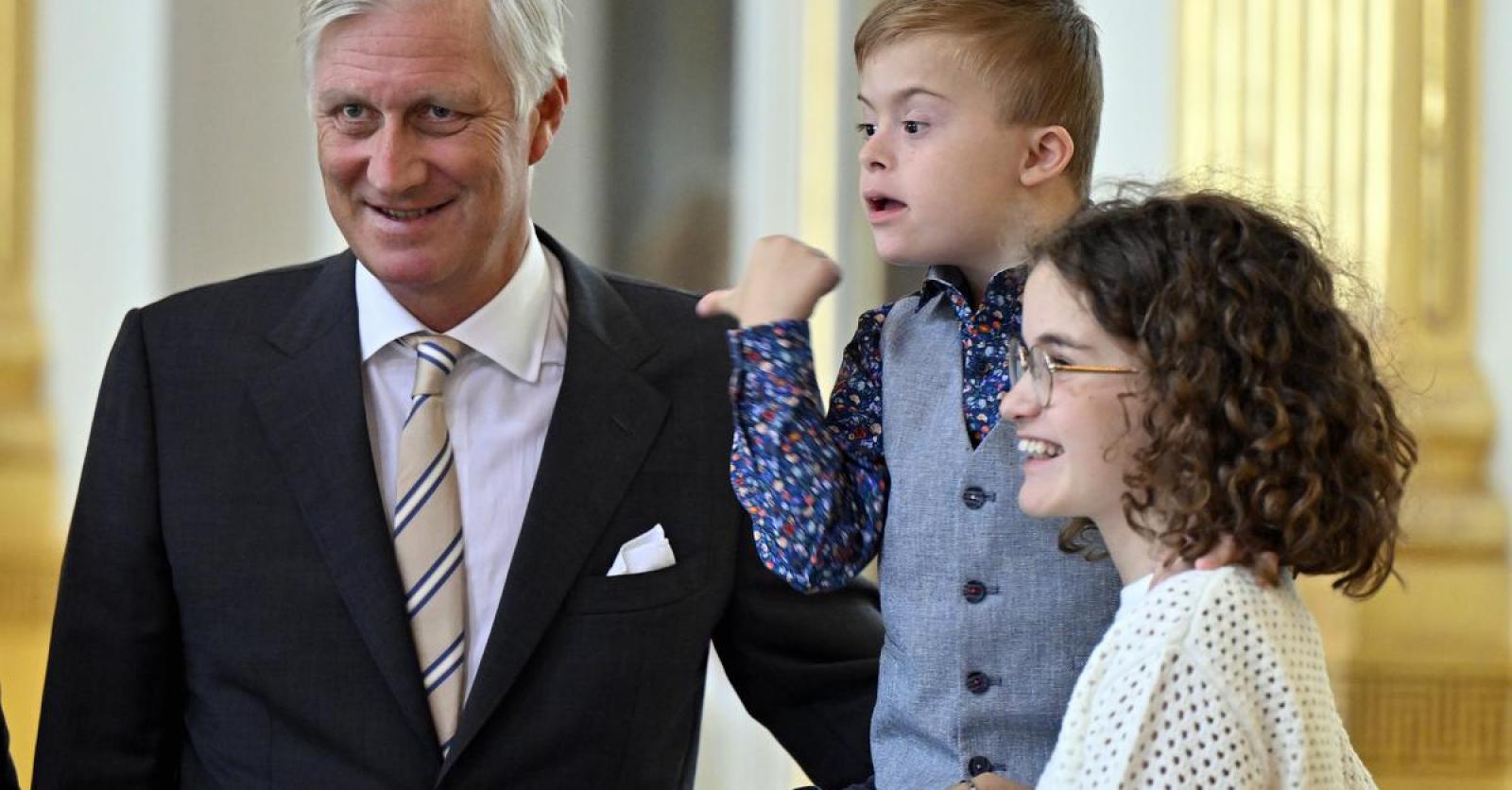 Lilith en Ernest, Naida en Geert Deraeve van Kloen op bezoek bij Koning ...