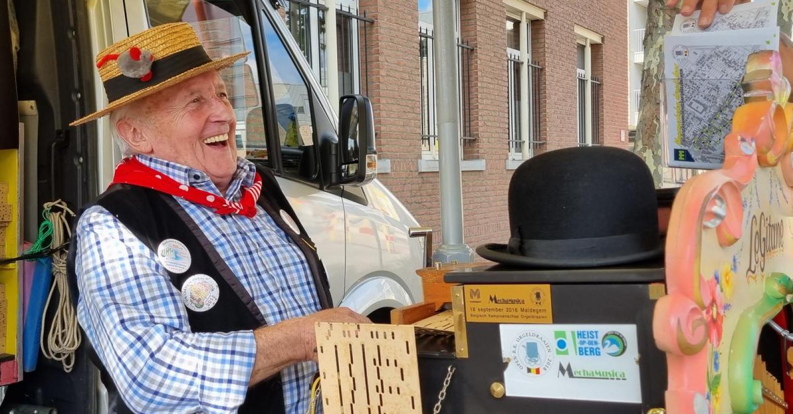 Robert Vroman (87) uit Bavikhove is oudste Belgische draaiorgelspeler ...