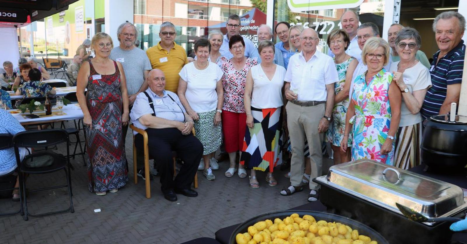 Leanderhof schaart zich rond de feesttafel in Zwevegem - KW.be