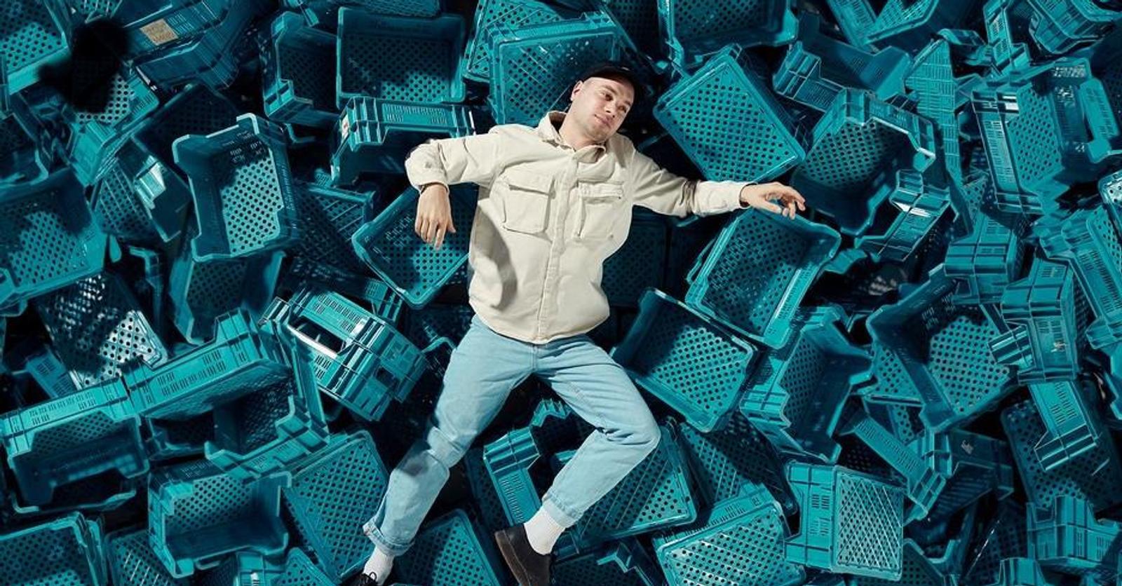 Brihang wordt even marktkramer om derde album ‘Droomvoeding’ te ...