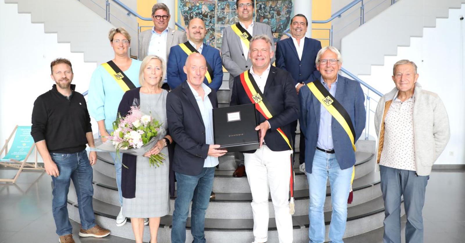 Gemeentebestuur Bredene huldigt held Carl Ceulemans, die twee mensen ...