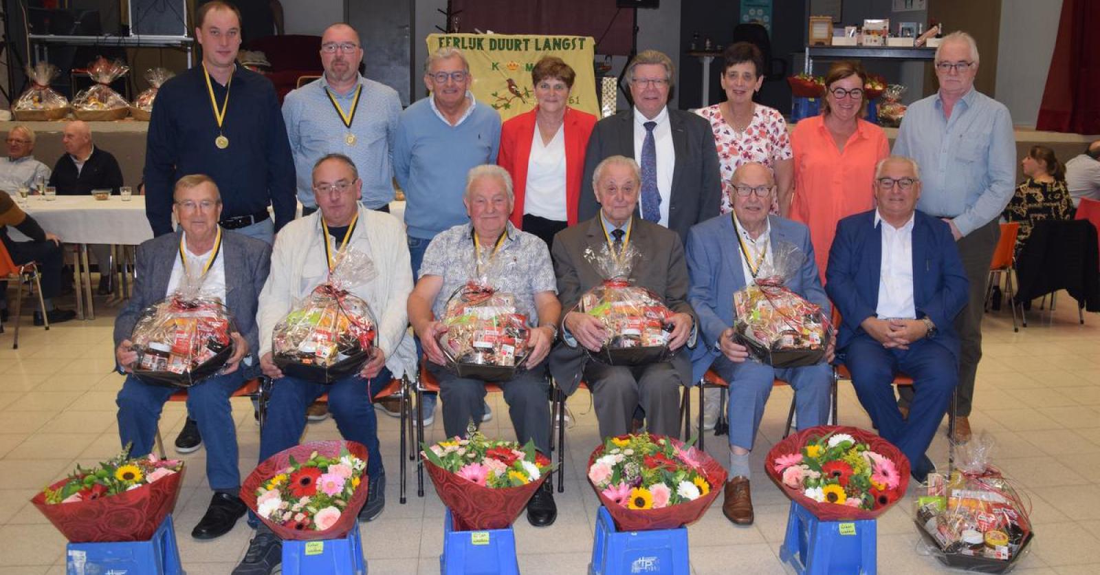 Vinkenmaatschappij Eerlijk Duurt Langst viert kampioenen: “Vogel Jaco ...