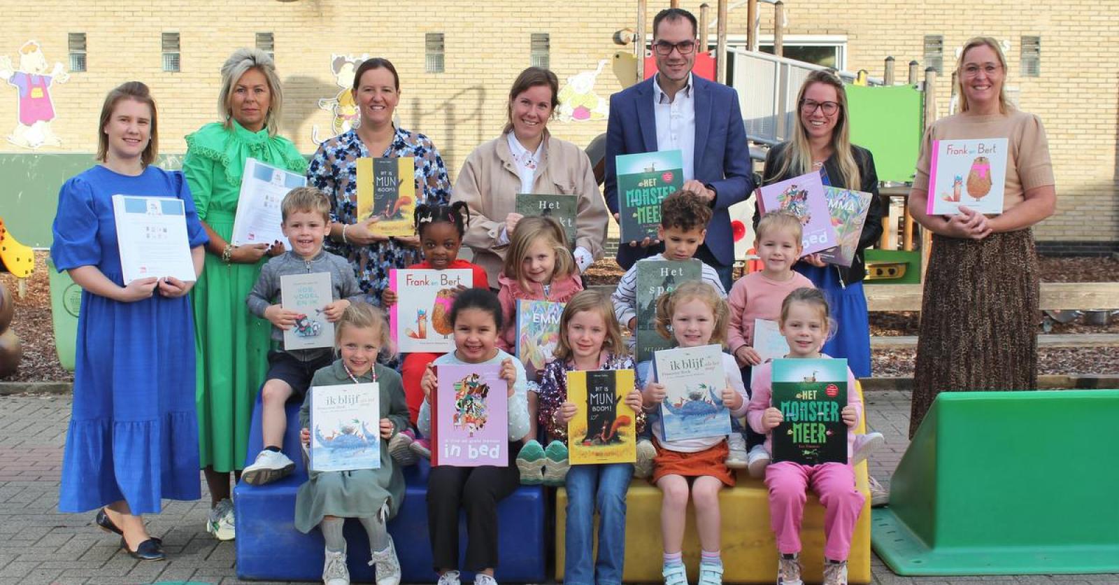 Bib op School levert extra boeken in de klas in Waregem - KW.be