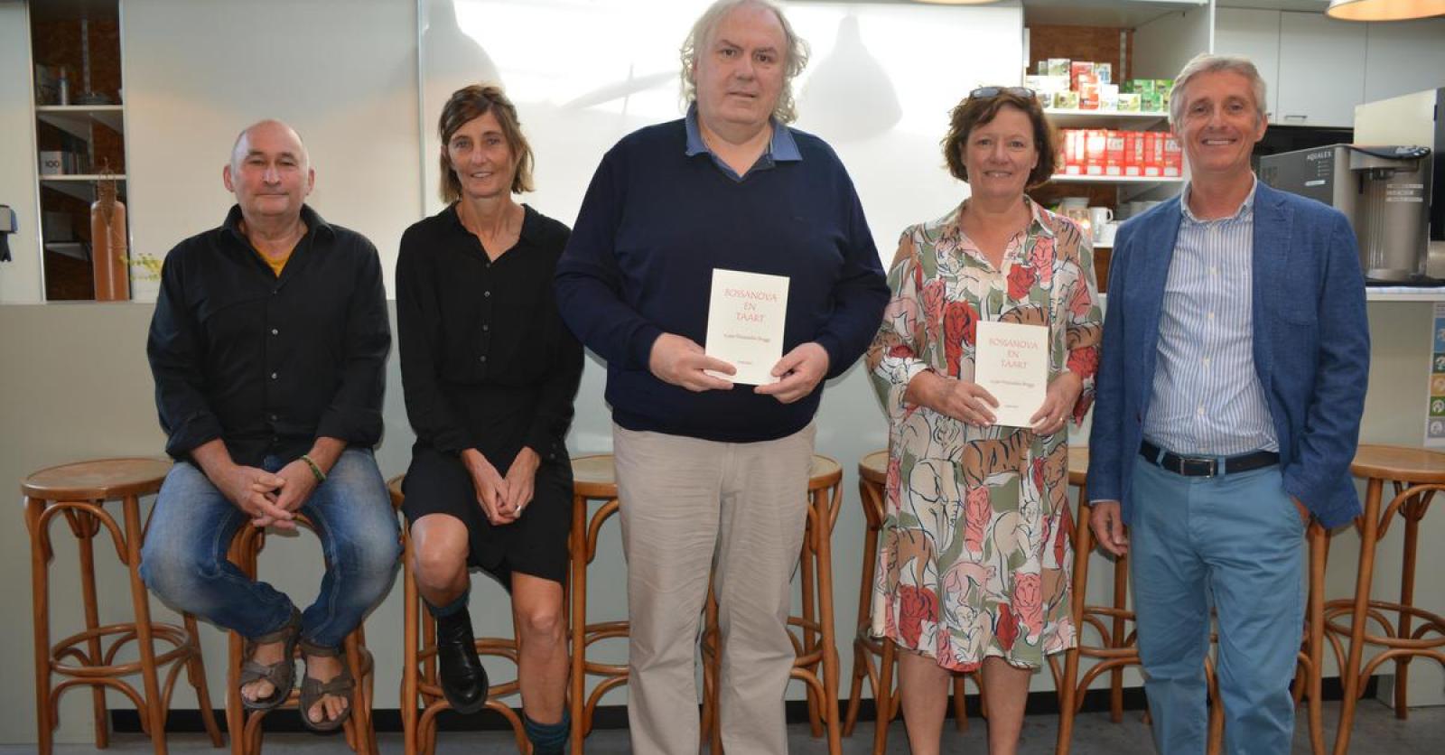 Poëzieatelier Brugge viert tien jaar met bloemlezing - KW.be