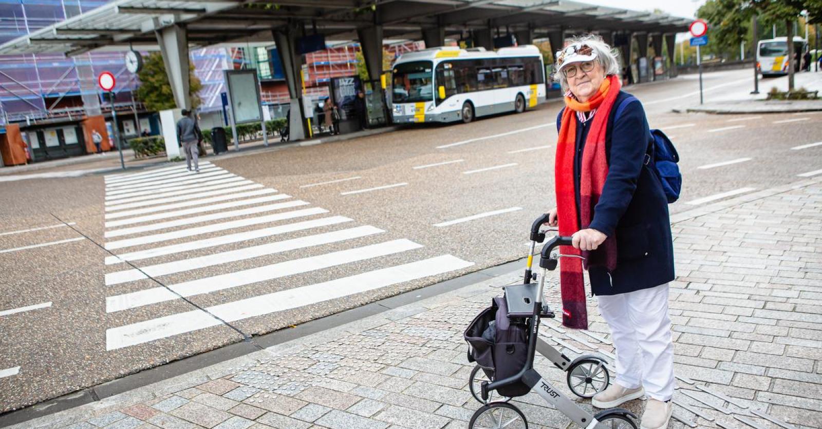 Nieuwe elektrische Brugse bussen van De Lijn zijn te smal voor senioren ...
