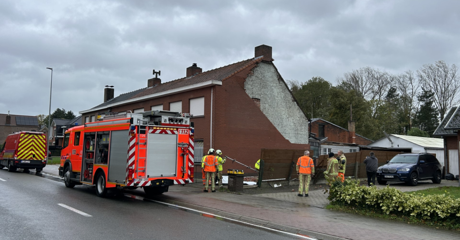 Publiciteitsbord komt los aan zijgevel van woning in Ruddervoorde door ...