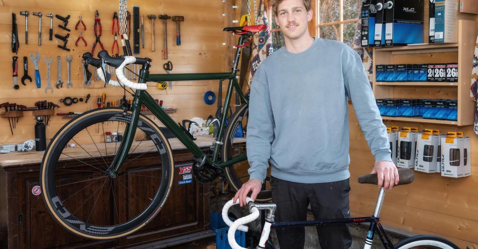 Sven (26) richt prachtig houten fietsatelier op in eigen tuin: “Ik ging ...