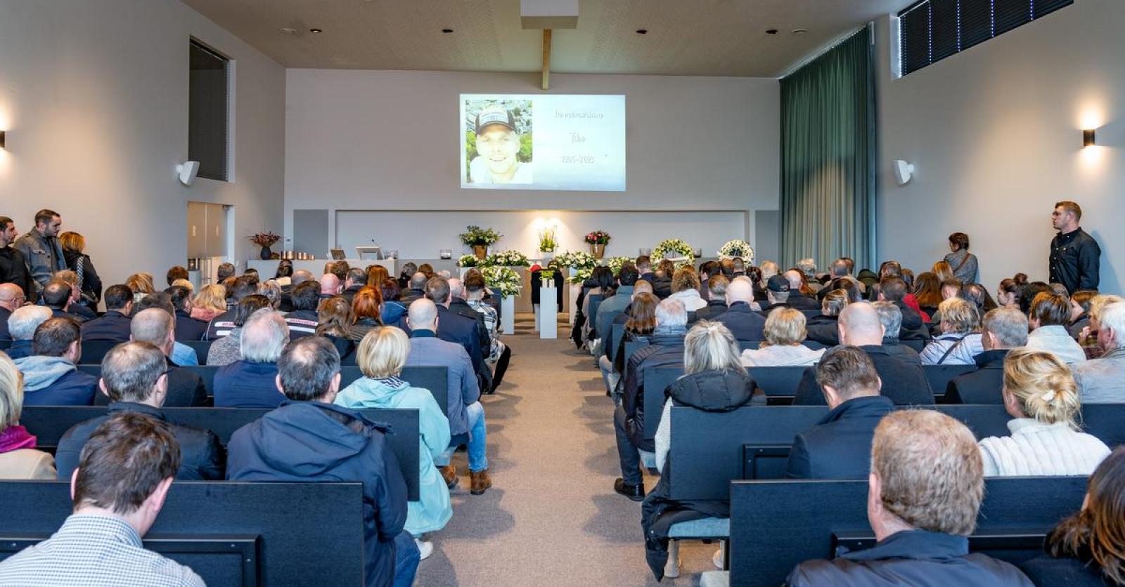 Familie, vrienden en kennissen nemen afscheid van Tibo De Vos (28) in ...