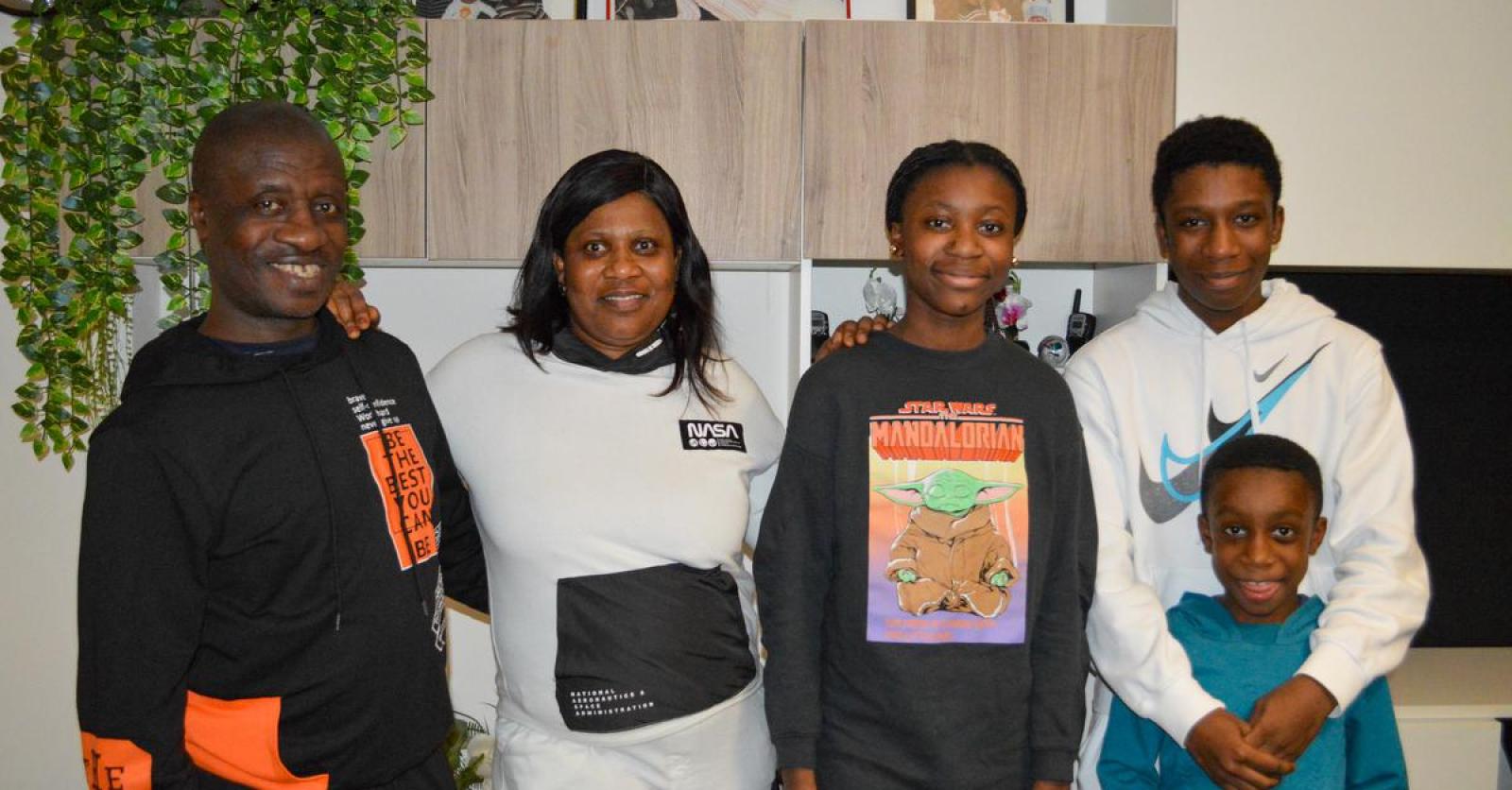 Ouders van Miriam kijken vol trots naar dochter in ‘The Voice Kids ...