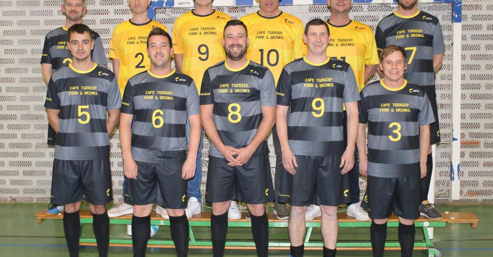 45 jaar minivoetbal voor 30-plussers in sporthal Ogierlande - KW.be