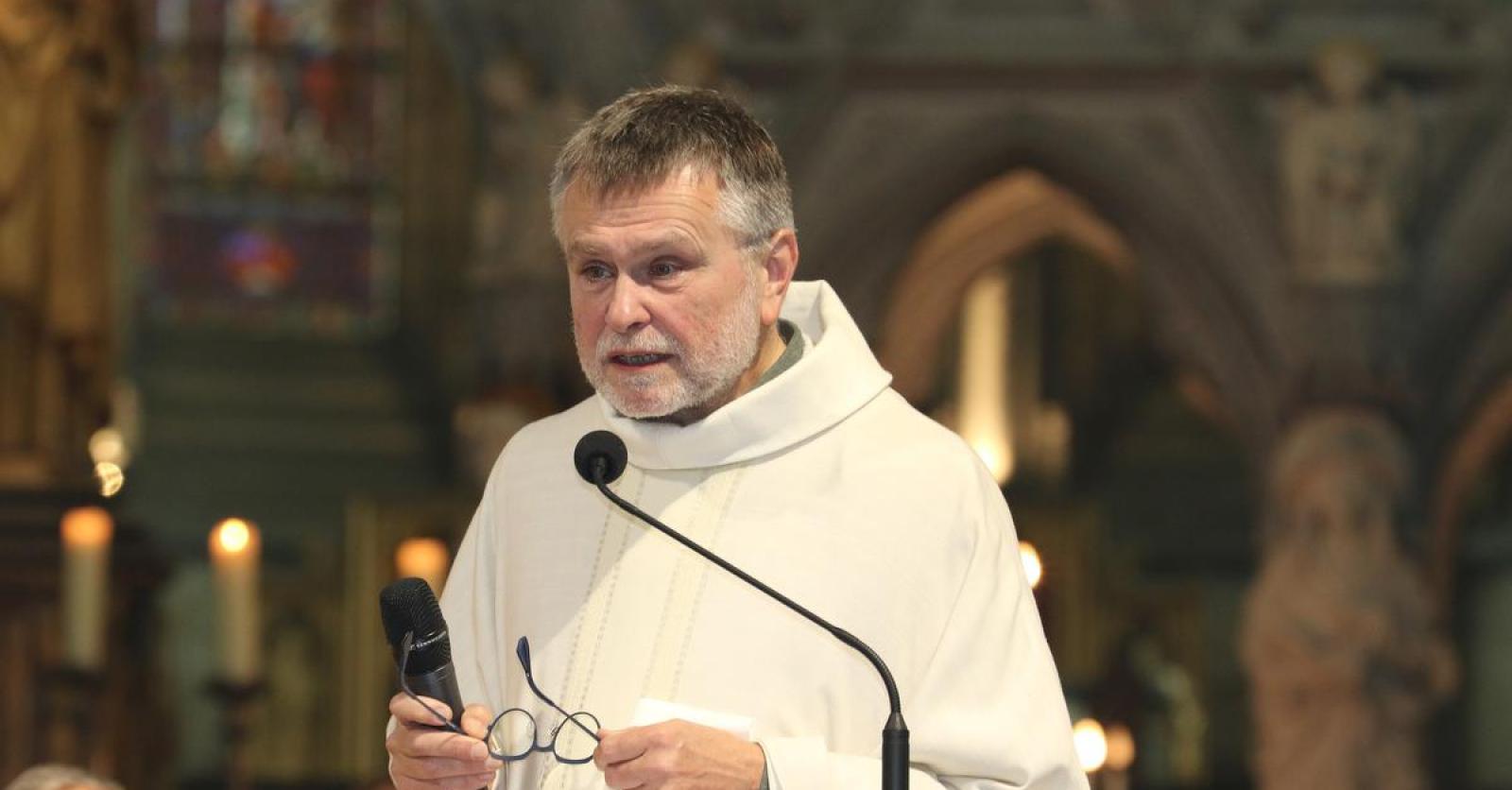 Priester Hans Devos herstelt van een burn-out: “In Ieper vond ik een ...
