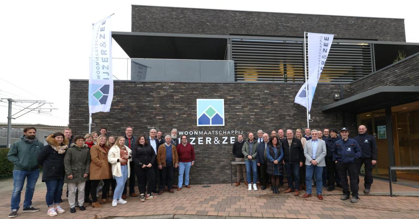 Nieuw logo en nieuwe huisstijl bij woonmaatschappij IJzer & Zee - KW.be