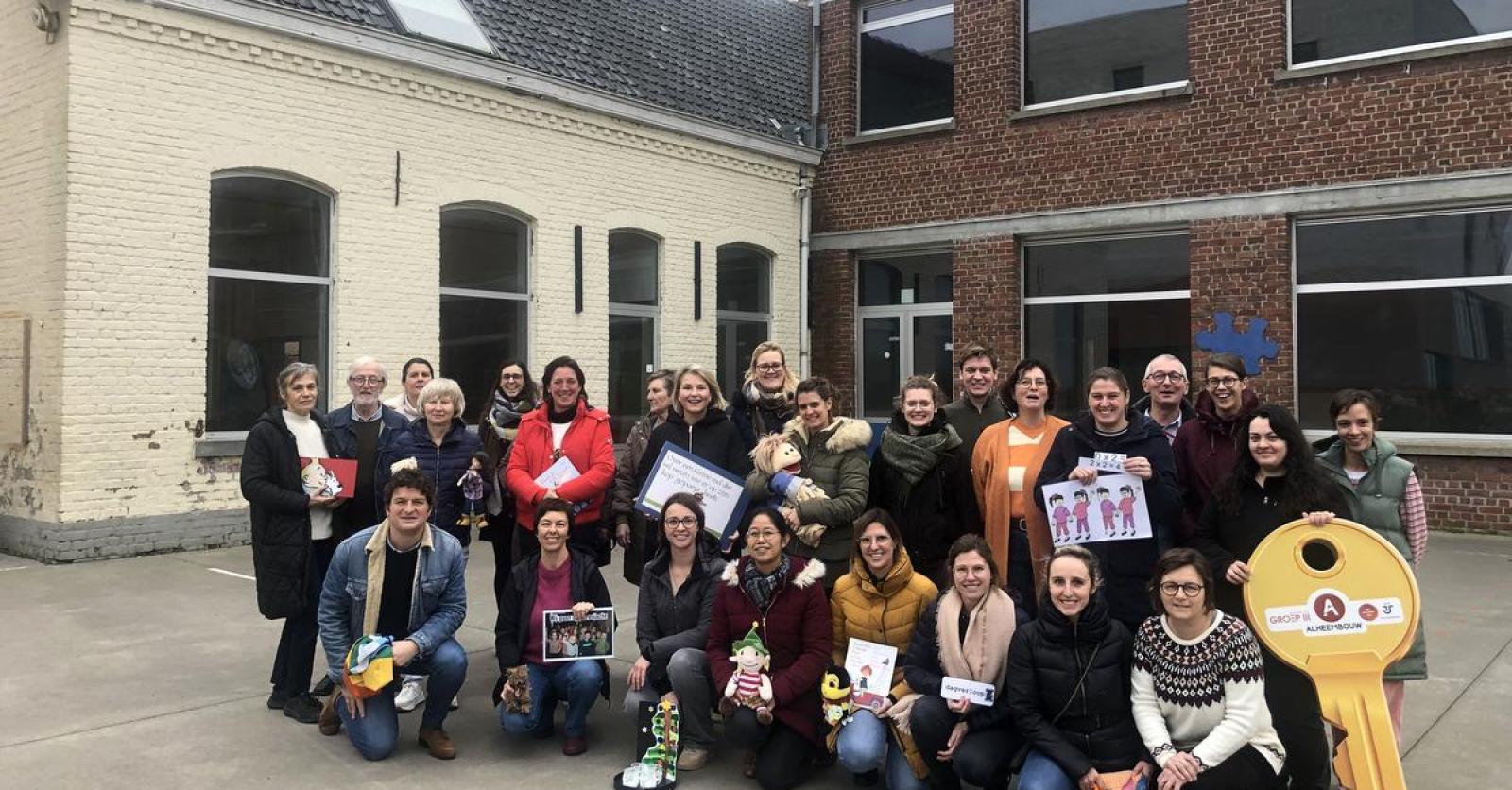 Leerkrachten en personeelsleden nemen afscheid van oud schoolgebouw van ...