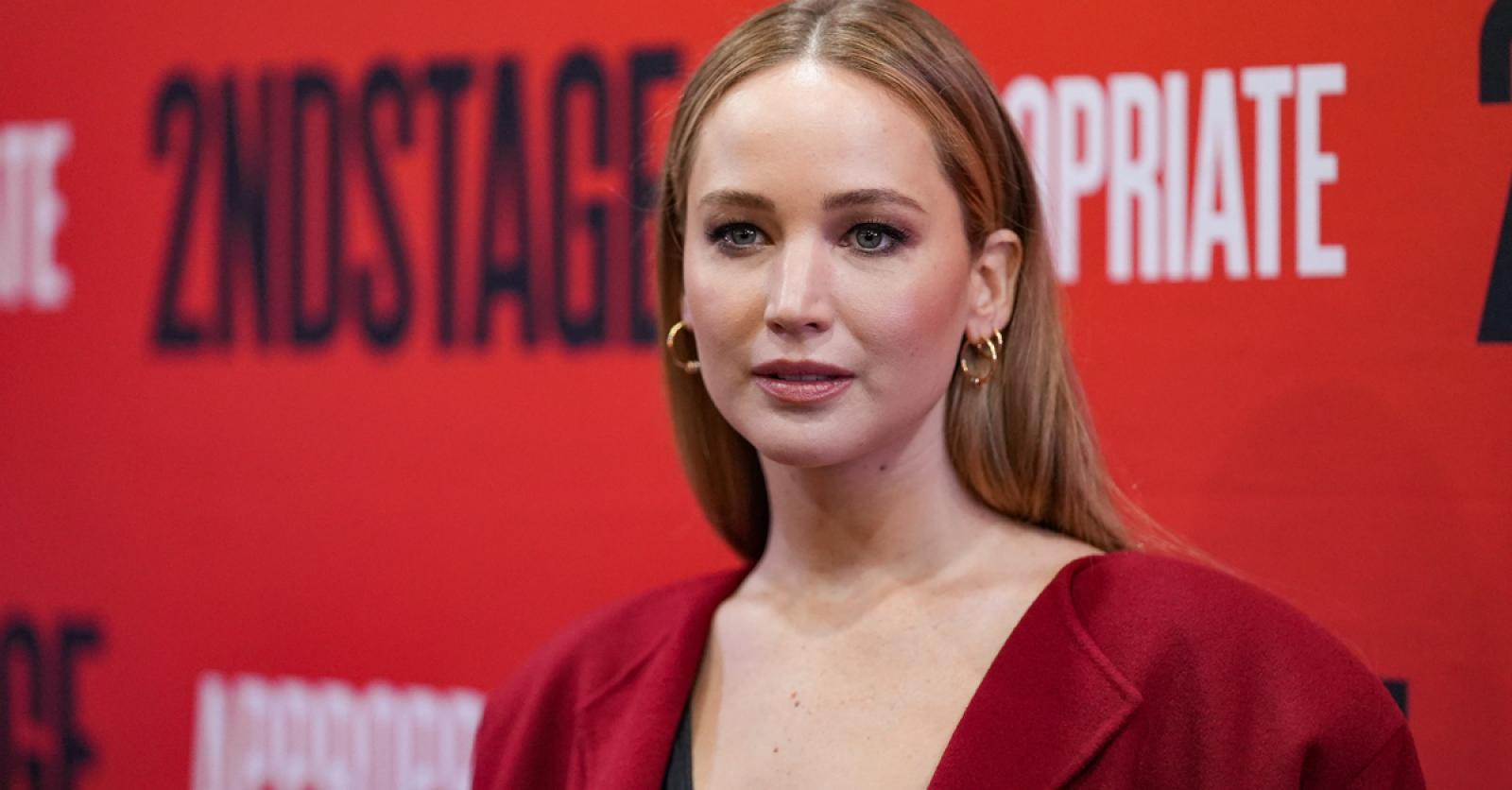 Deze rode jas van Jennifer Lawrence brengt je in de kerstsfeer