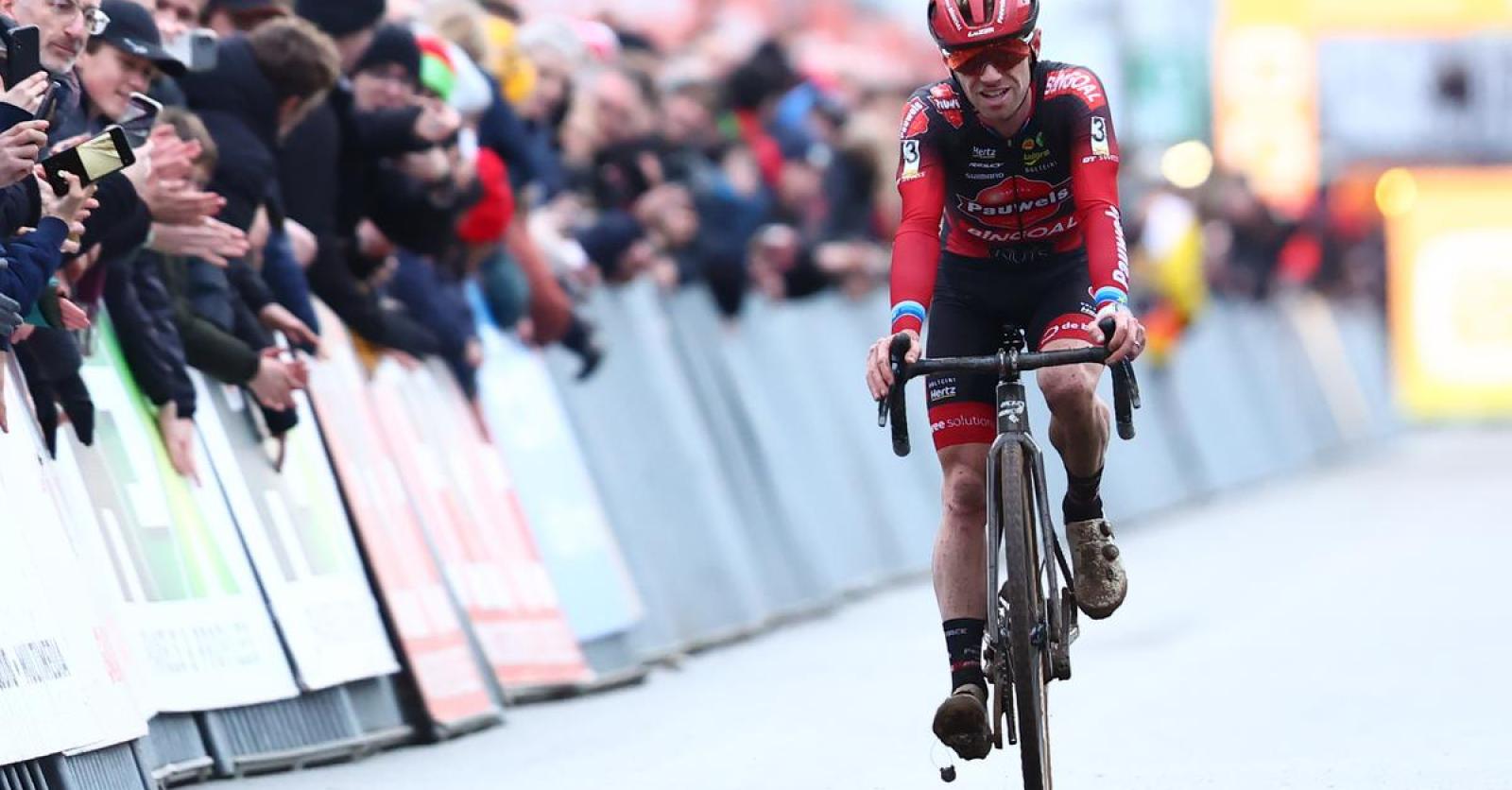 Wout van Aert klopt Eli Iserbyt in slotronde van Superprestige Heusden ...