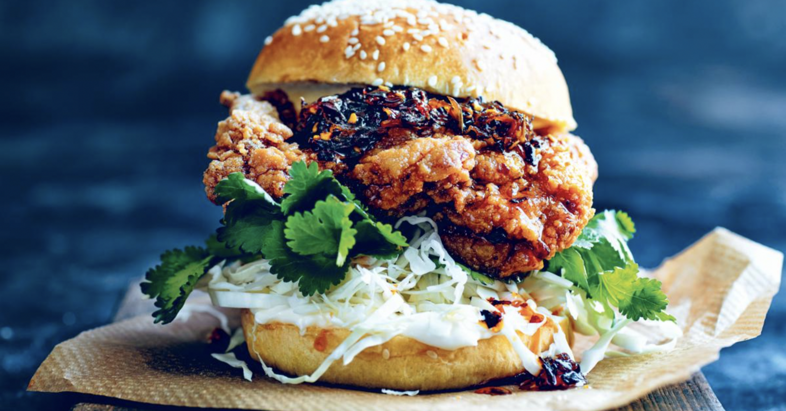 Recette: burger au poulet croustillant, piments doux et gingembre