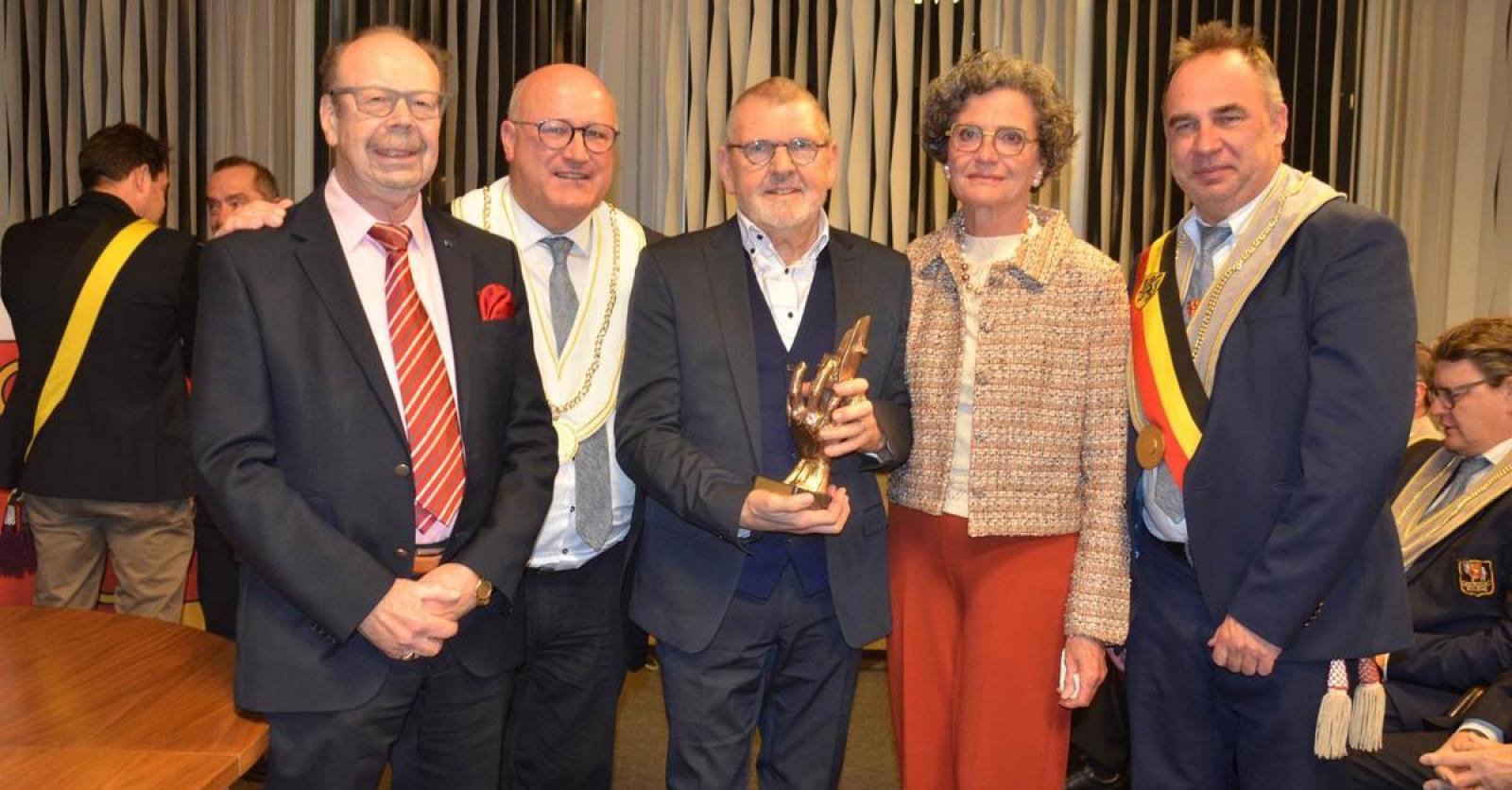 Baron Hugo Vandamme reikt Trofee van Erkentelijkheid uit aan Kuurnenaar ...