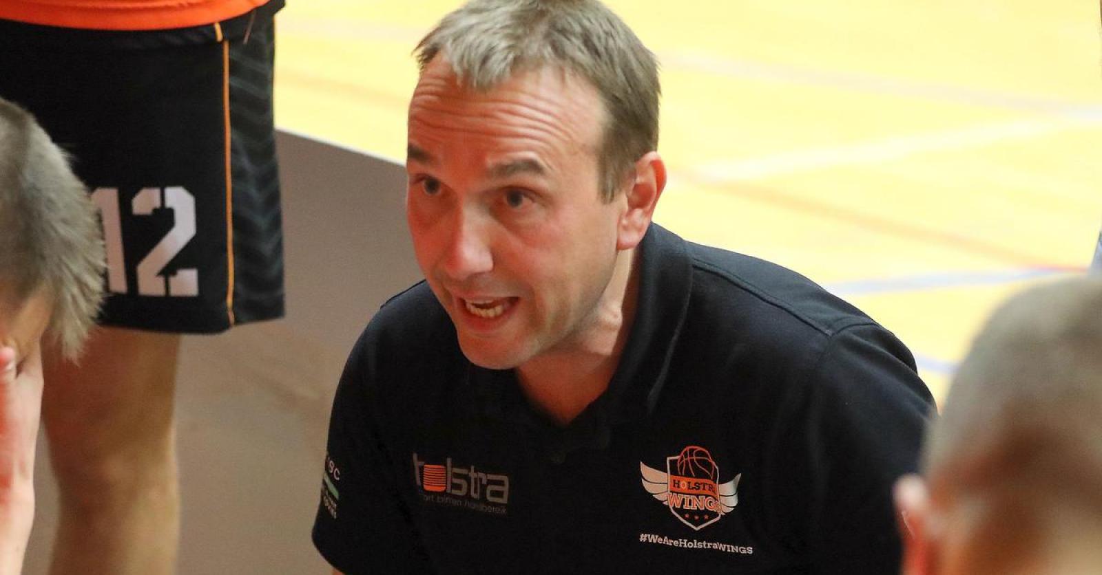 Coach Steven Deprez met Holstra WINGS Wevelgem-Moorsele tegen leider ...