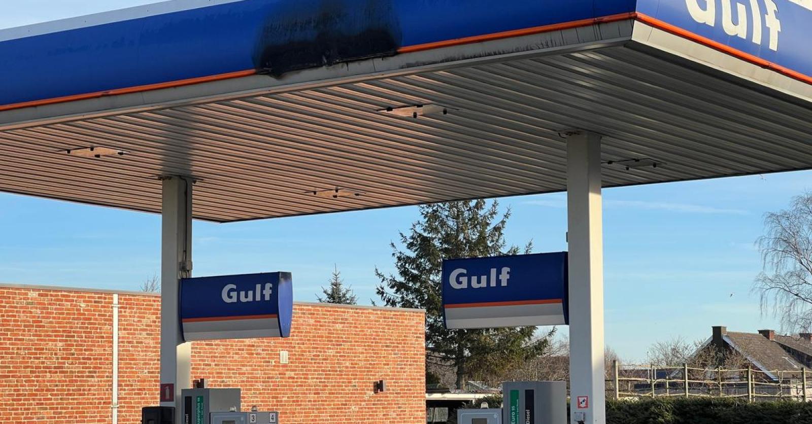 Brandweer kan brand aan lichtstrip boven tankstation snel blussen - KW.be