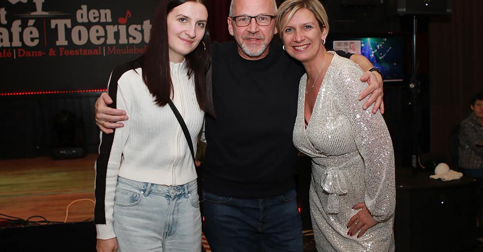 IN BEELD - ‘The Happy New Years Edition’ van ‘Feest mee’ in Den Toerist in Meulebeke was een ...