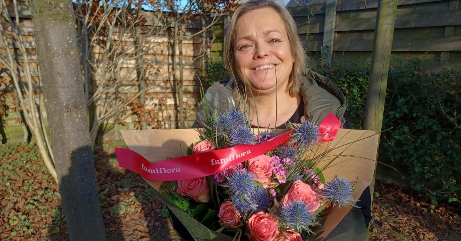 Een bloemetje voor thuisverpleegster Tine Willem die haar job doet met ...