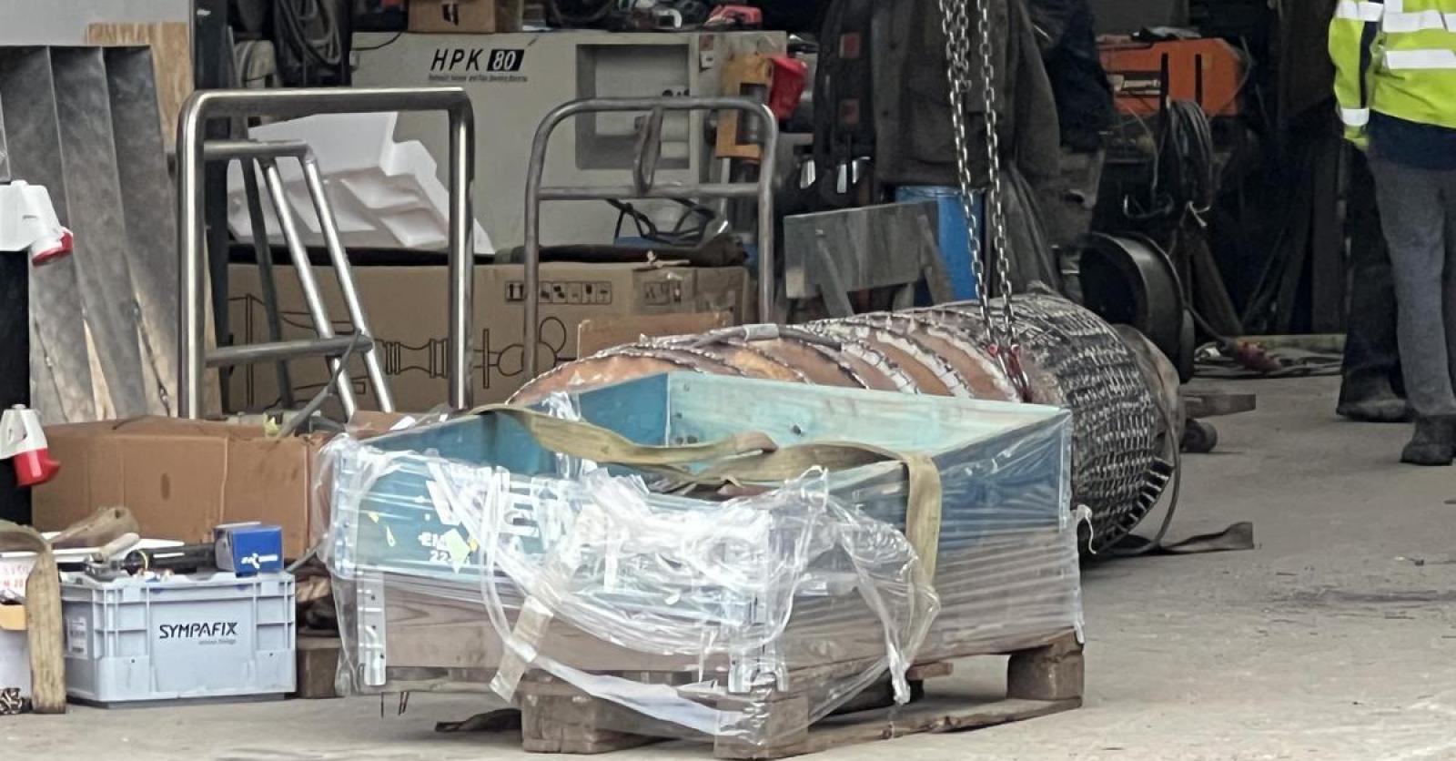 Man gewond nadat hij boor van 300 kilogram op zich krijgt in ...