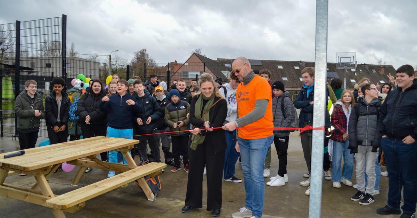 Ouderraad Lage Kouter in Kortrijk zorgt voor heropfrissing speelplaats ...