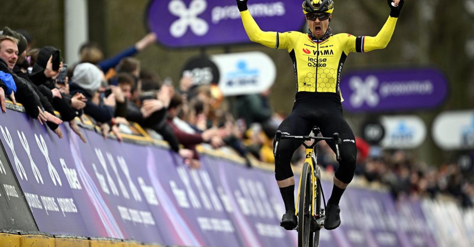 Omloop Het Nieuwsblad - Jan Tratnik klopt Nils Politt in sprint om de ...