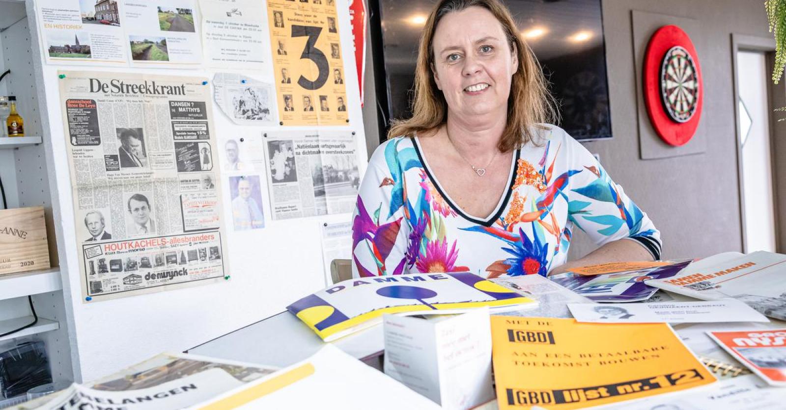 Kelly De Sutter grasduint door 60 jaar politiek drukwerk: “Sommige ...