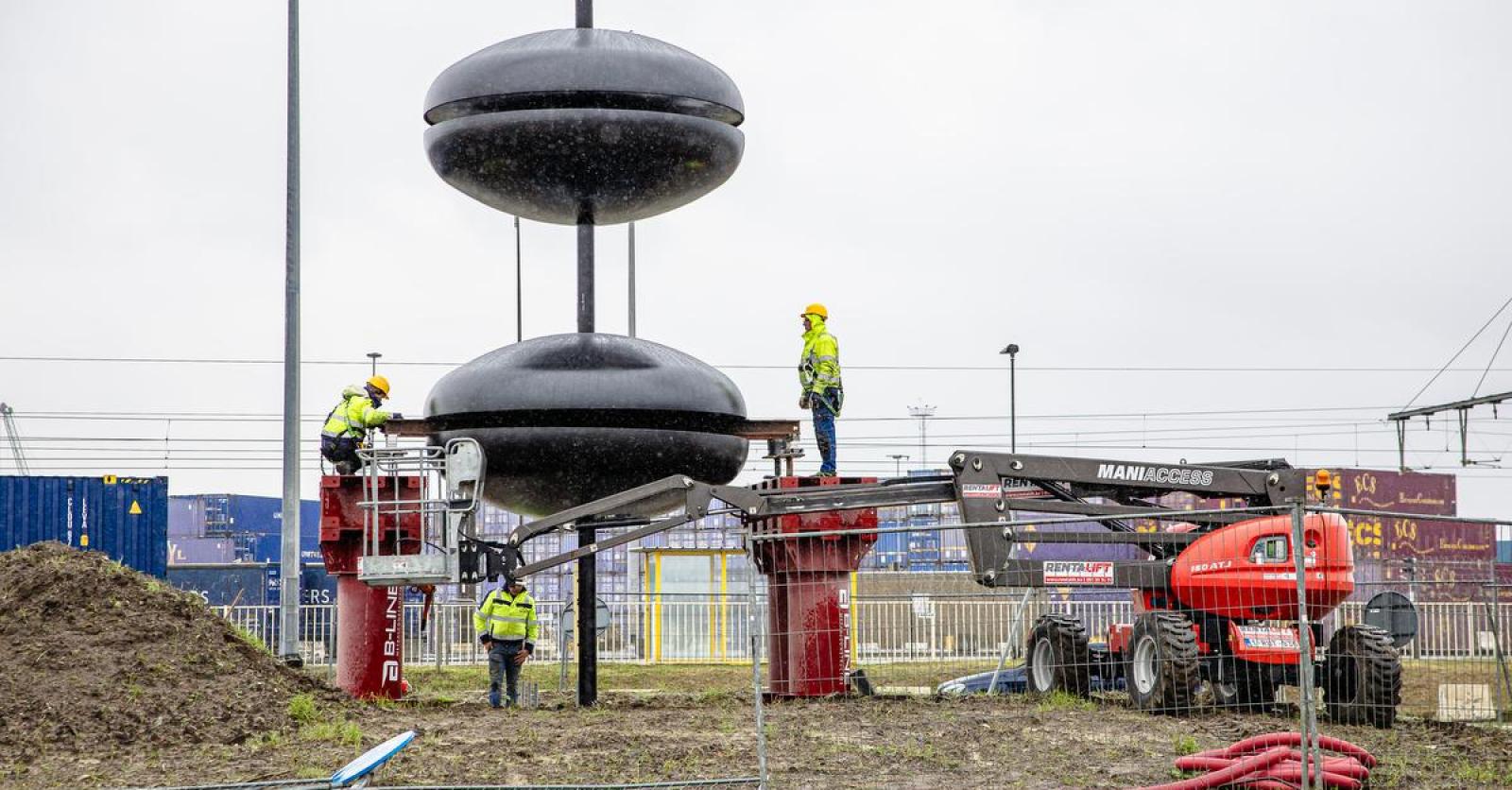 Kunstwerk Tide Bell geïnstalleerd op rotonde in Zeebrugge - KW.be