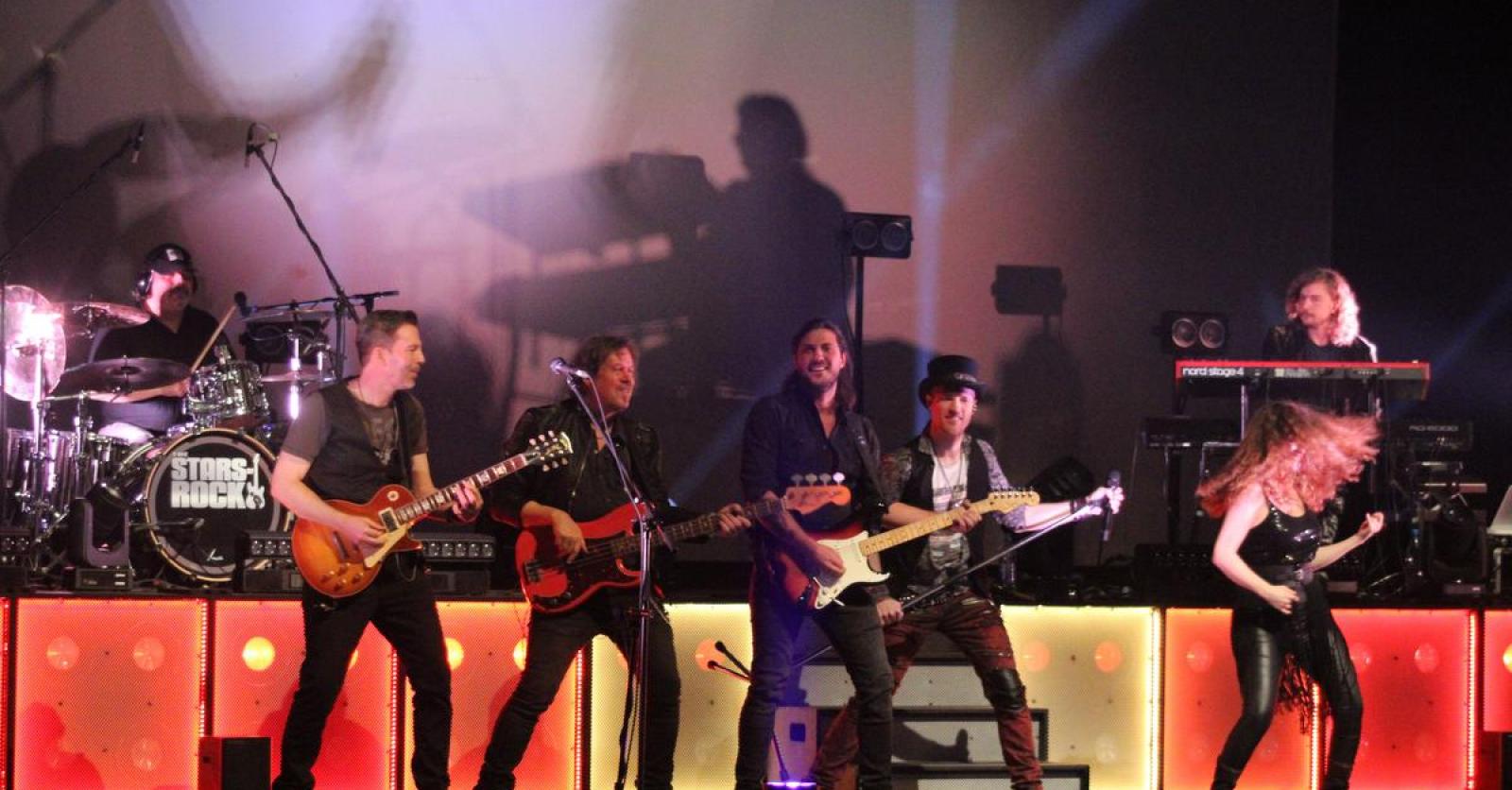 Duitse rockband ‘The Stars of Rock’ entertaint het publiek met songs ...