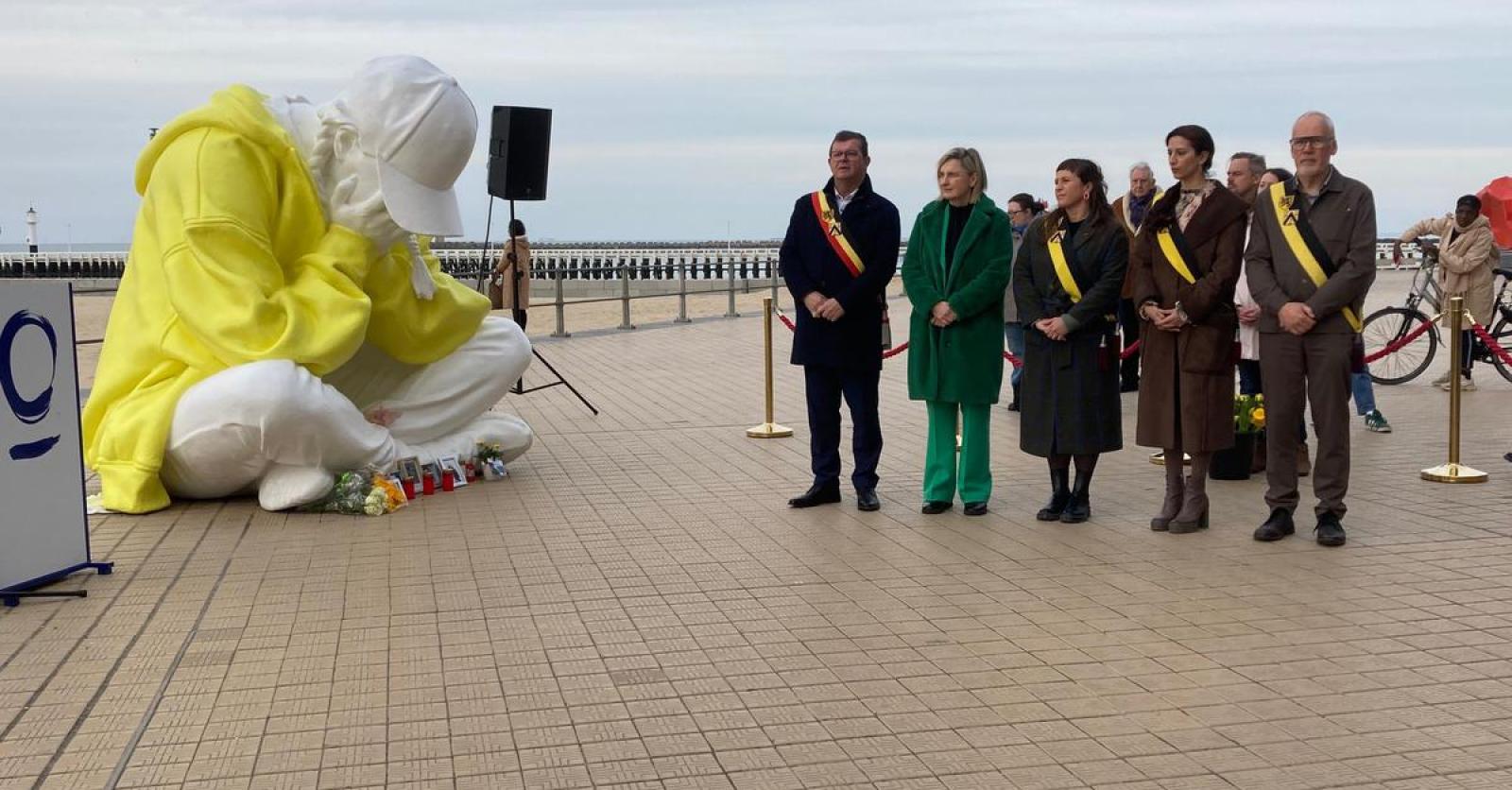 Beeld ‘Stille strijd’ op Oostendse Zeedijk moet taboe rond depressie en ...