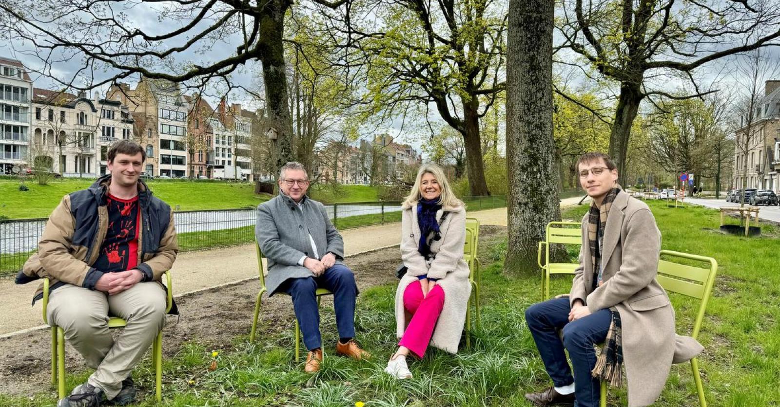 Brugge plaatst 888 groene stoelen op 34 openbare locaties - KW.be