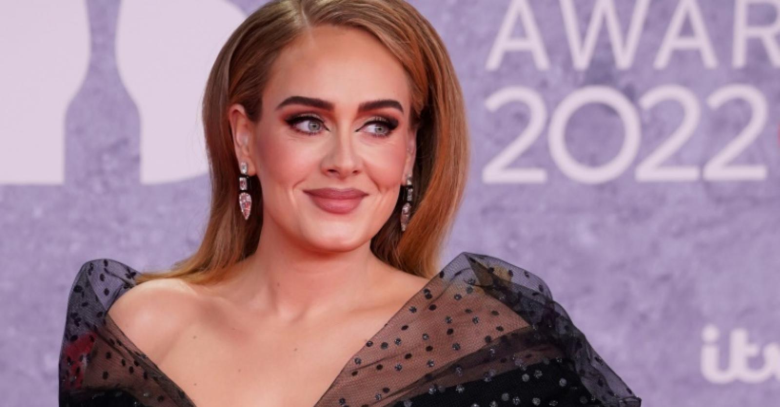 Adele hausse le ton contre les fans qui lancent des objets sur les artistes